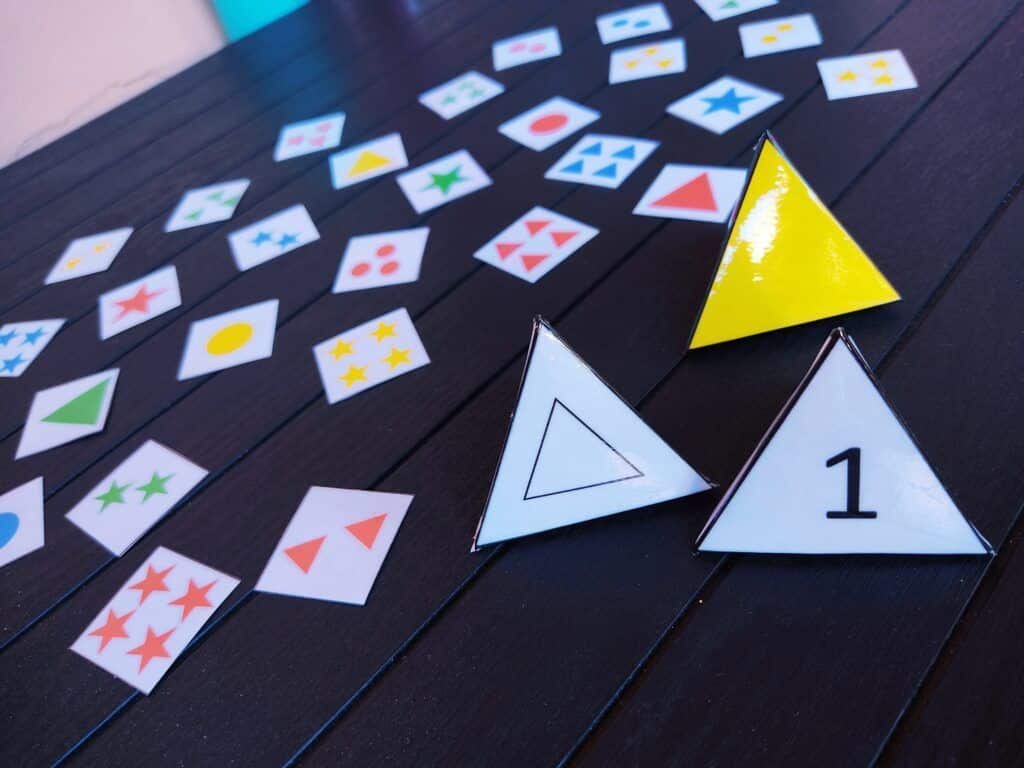 Juego de mesa para imprimir: Colores y formas - Aprendiendo con Julia